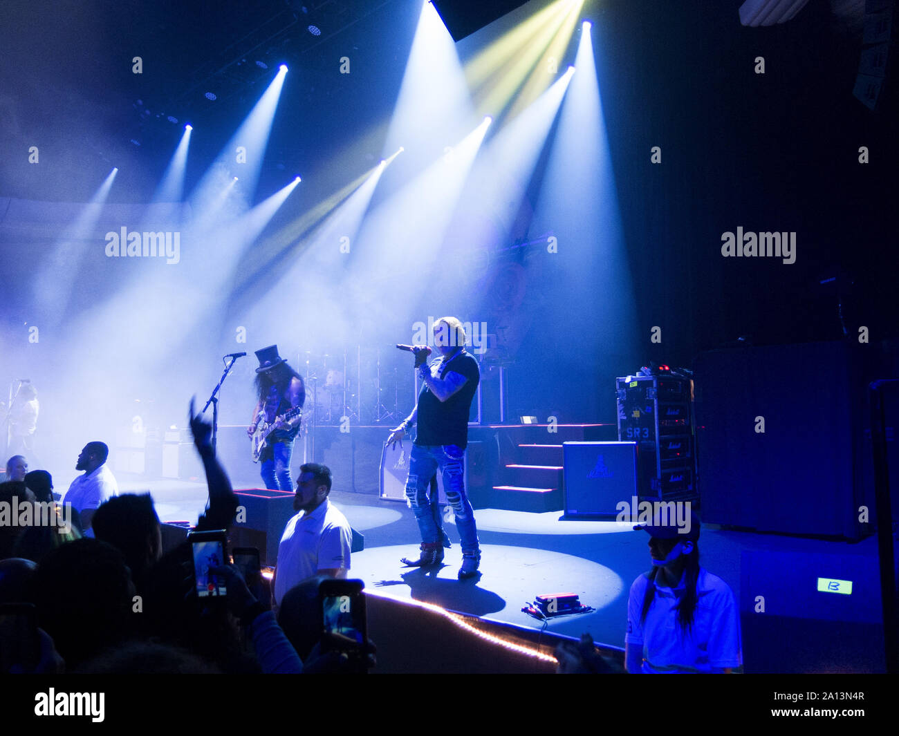 Axl rose guns roses perform hi-res stock photography and images - Alamy