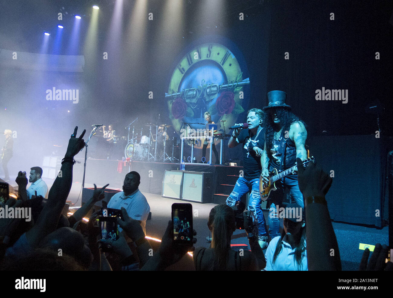 Axl rose guns roses perform hi-res stock photography and images - Alamy