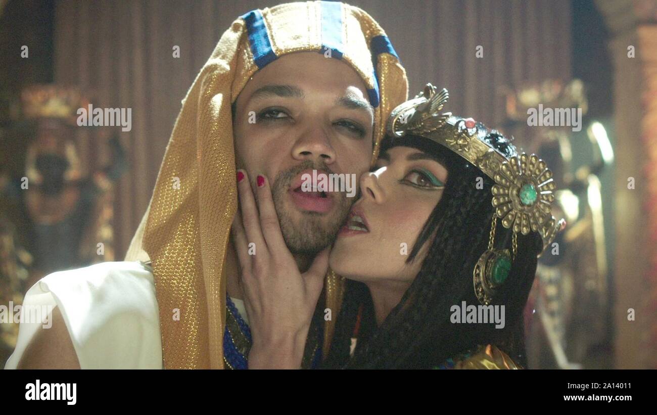 Aubrey Plaza Season 6