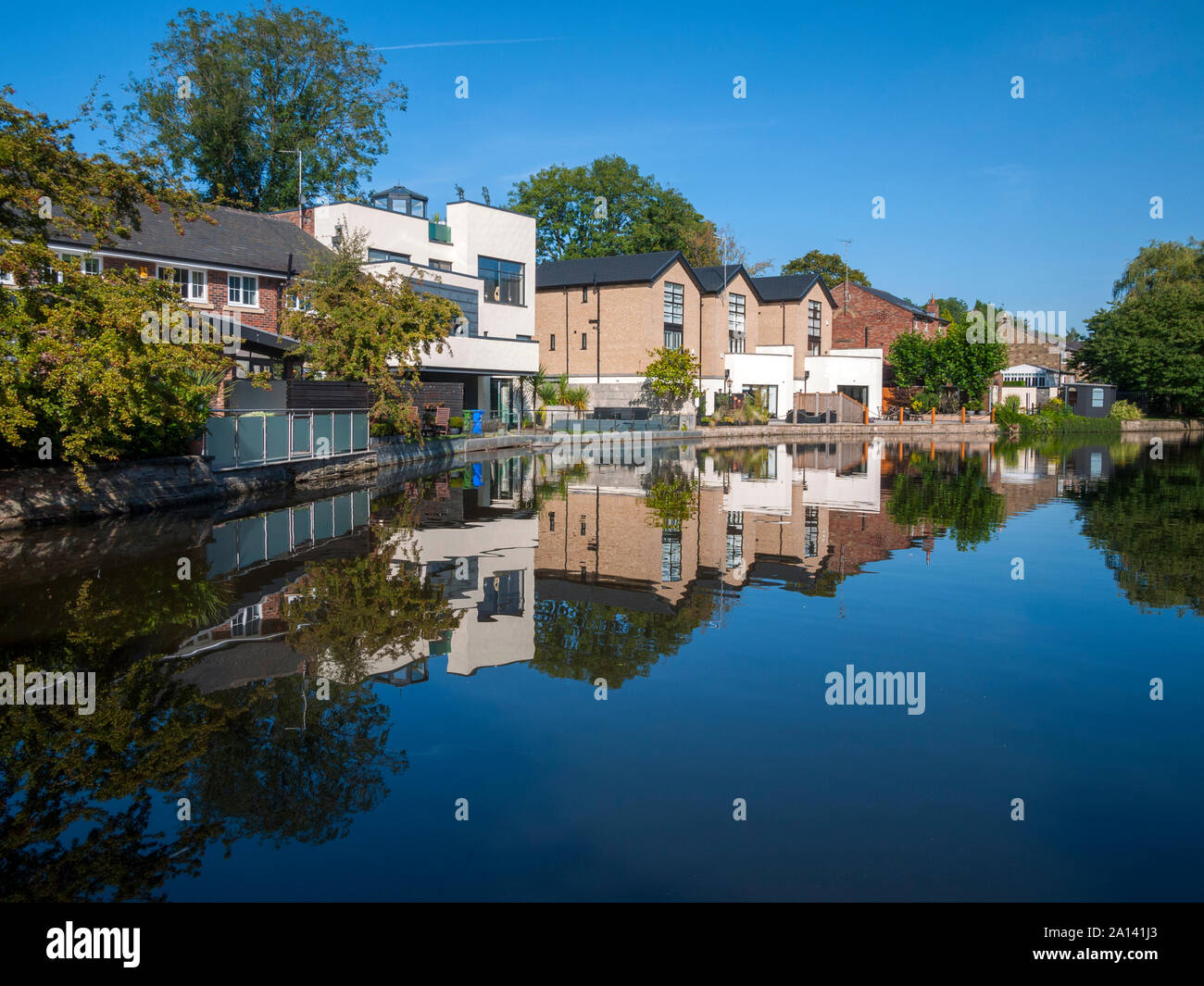 Canalside house hi-res stock photography and images - Alamy