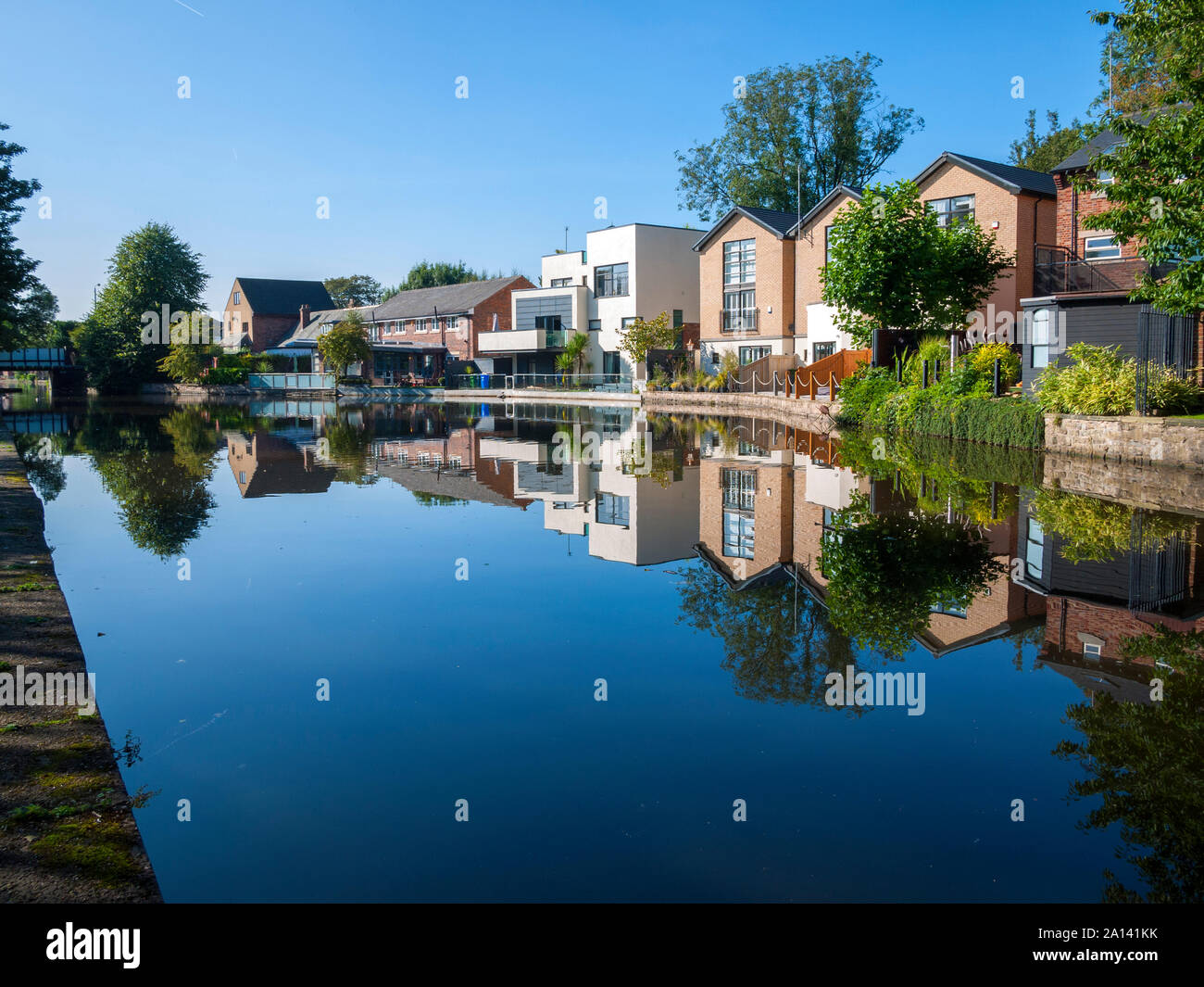 Canalside house hi-res stock photography and images - Alamy