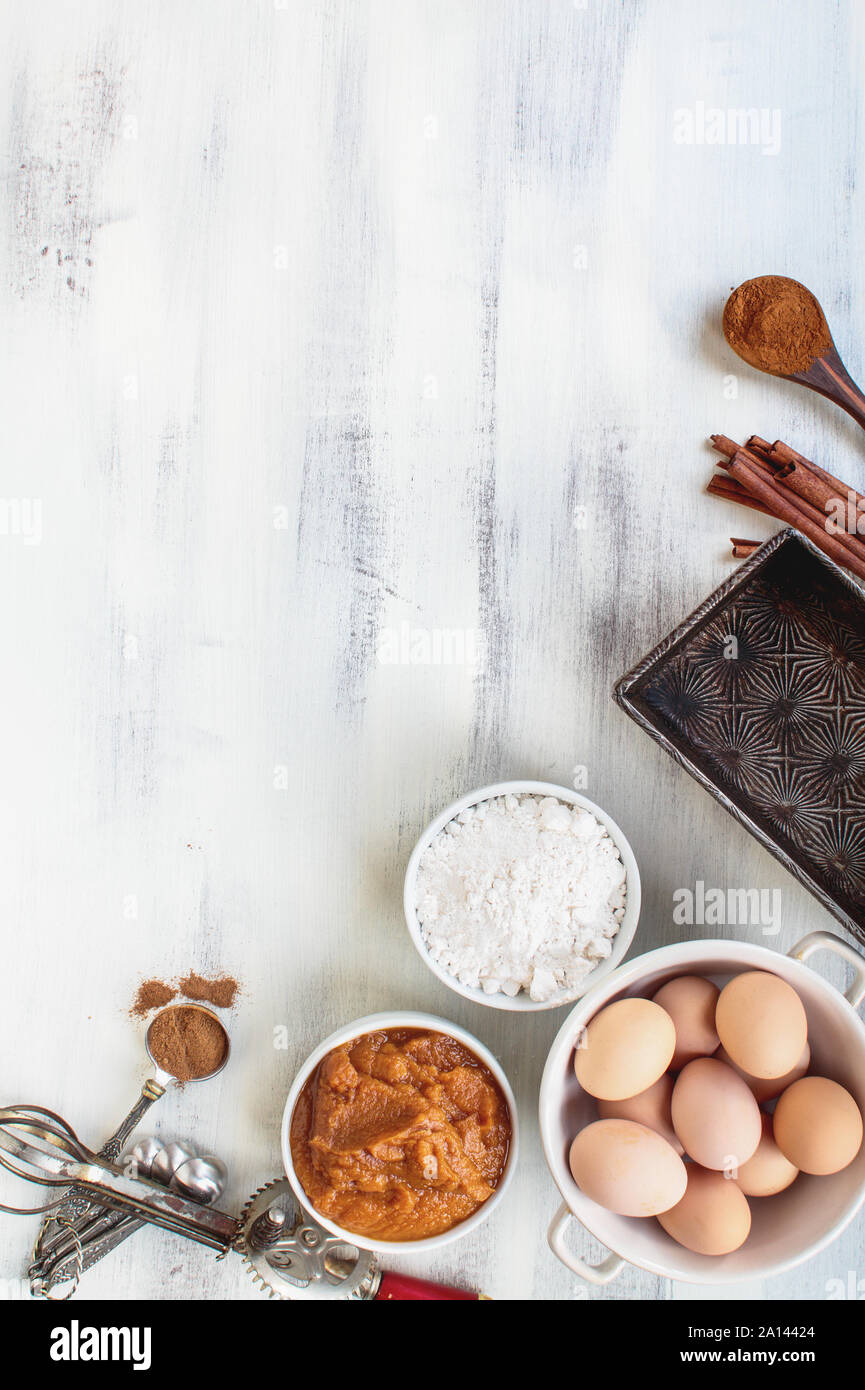 Empty loaf cake pan hi-res stock photography and images - Alamy