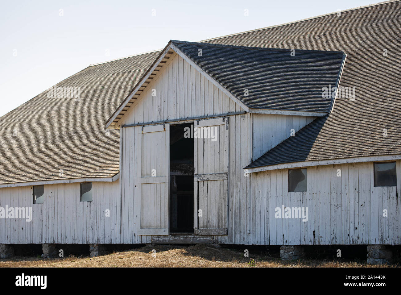 Barn rural farming doors hi-res stock photography and images - Alamy