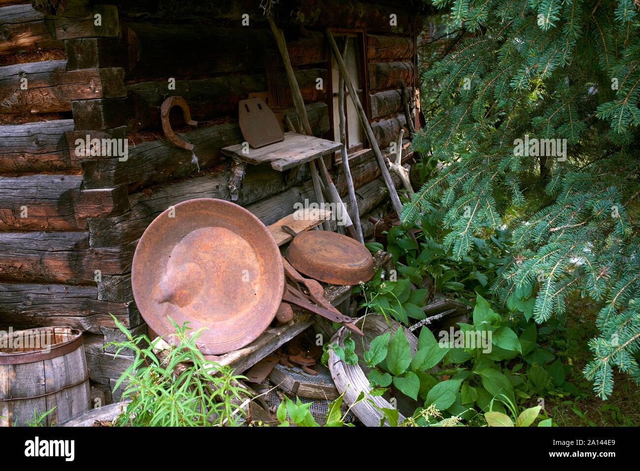 Worn log wall hi-res stock photography and images - Alamy