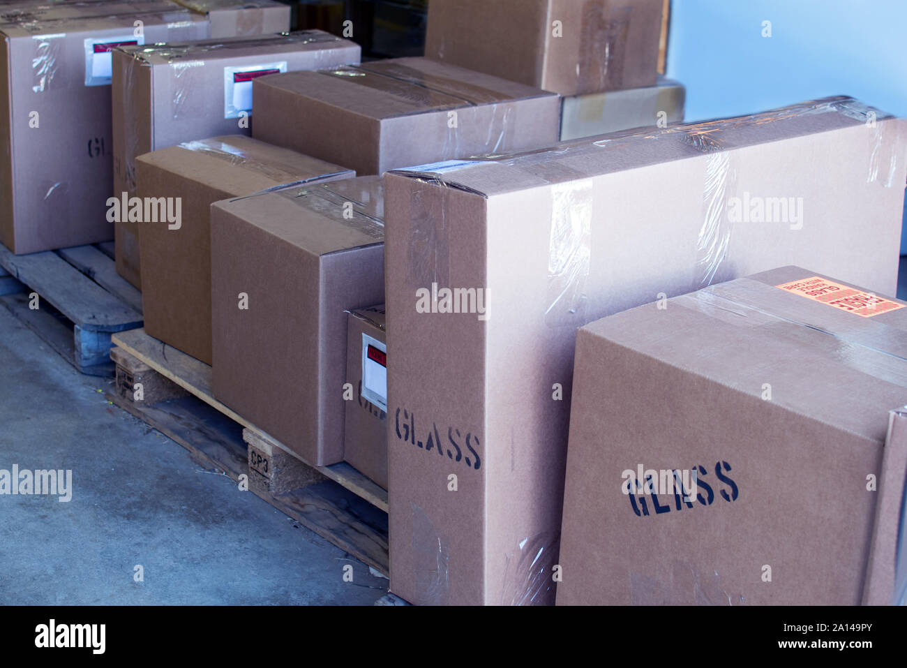Loading pallets hi-res stock photography and images - Alamy