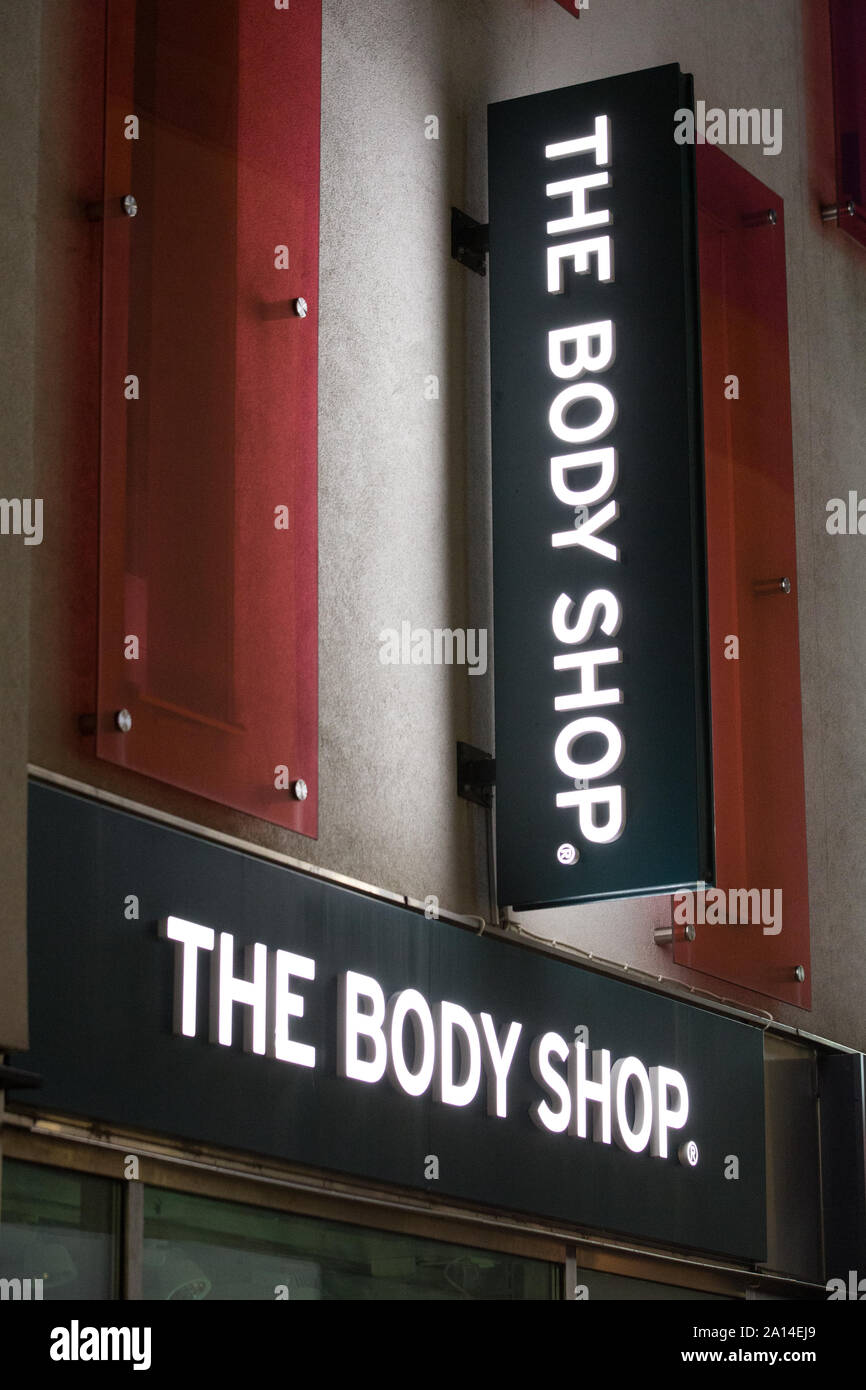 The body shop store logo hi-res stock photography and images - Alamy