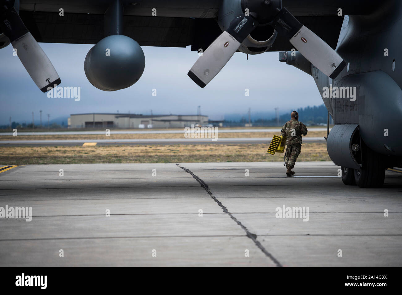 A U.S. Air National Guard 136th Airlift Wing C-130H Hercules crew chief ...