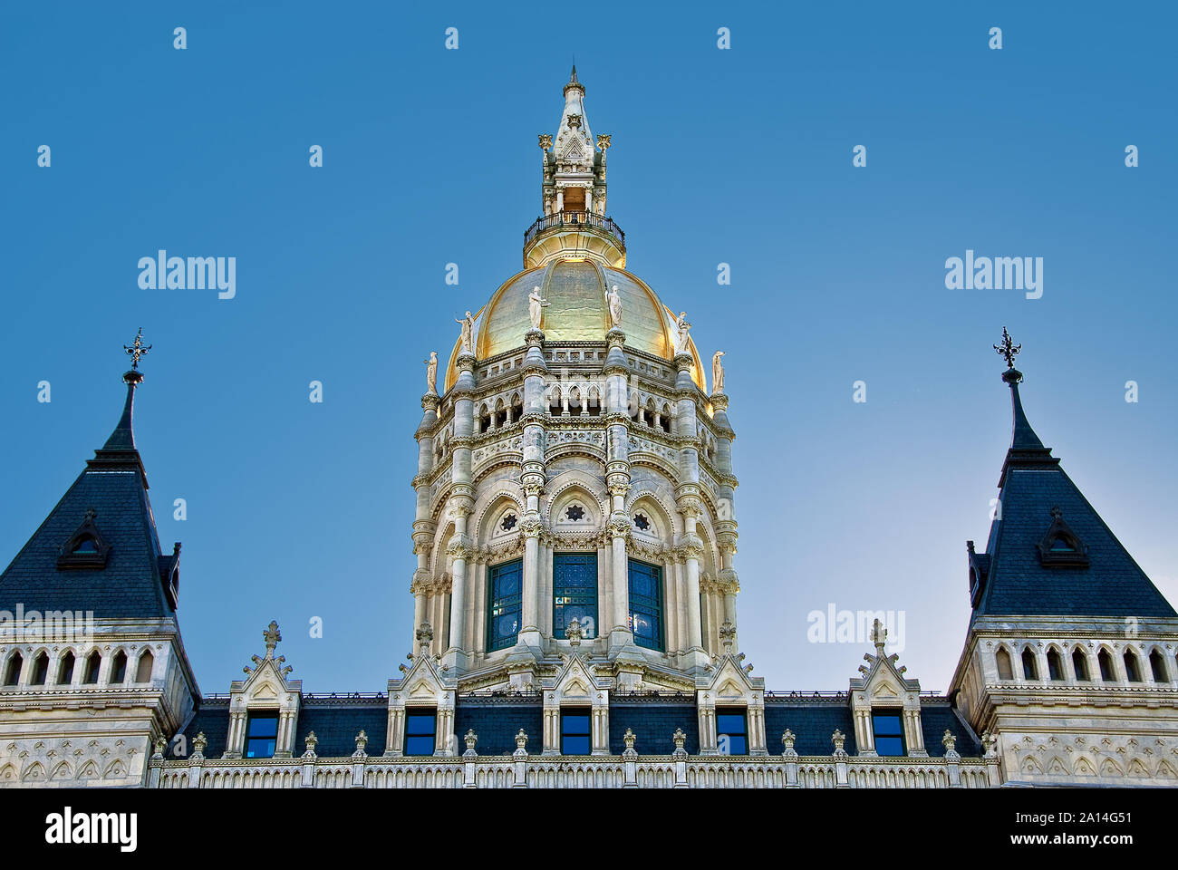Connecticut Capitol Building: Gleaming Gold Leafed Dome of State ...