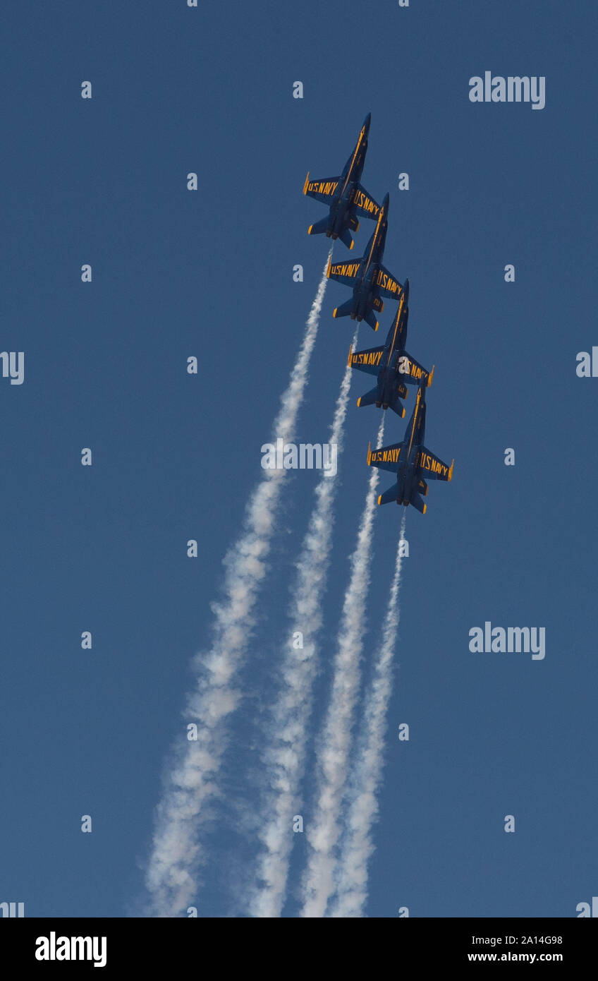 Left echelon in flight hi-res stock photography and images - Alamy