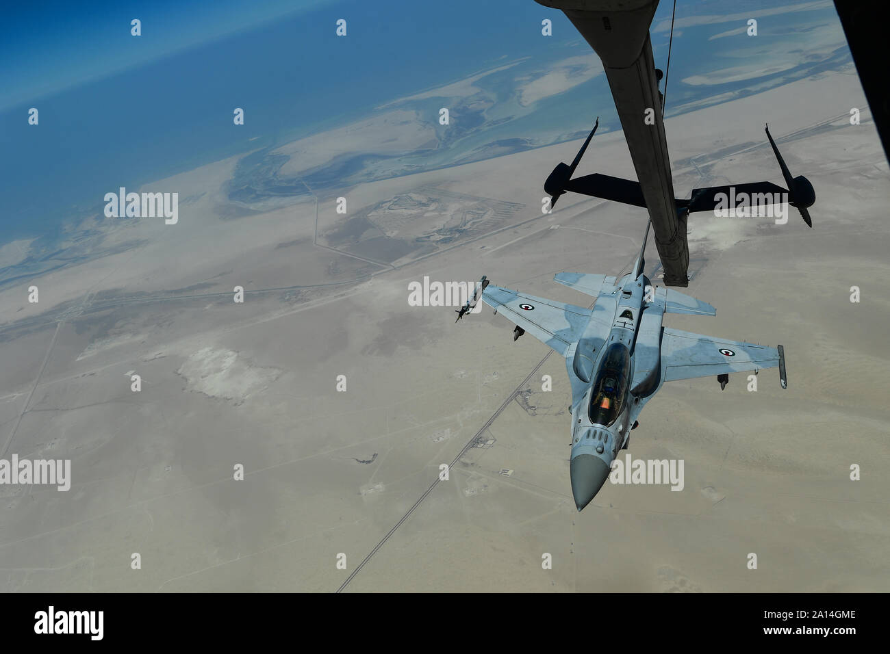 United arab emirates f 16 desert falcon hi-res stock photography and ...