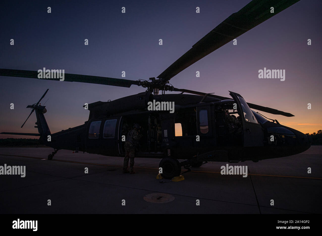 Blackhawk helicopter night hi-res stock photography and images - Alamy