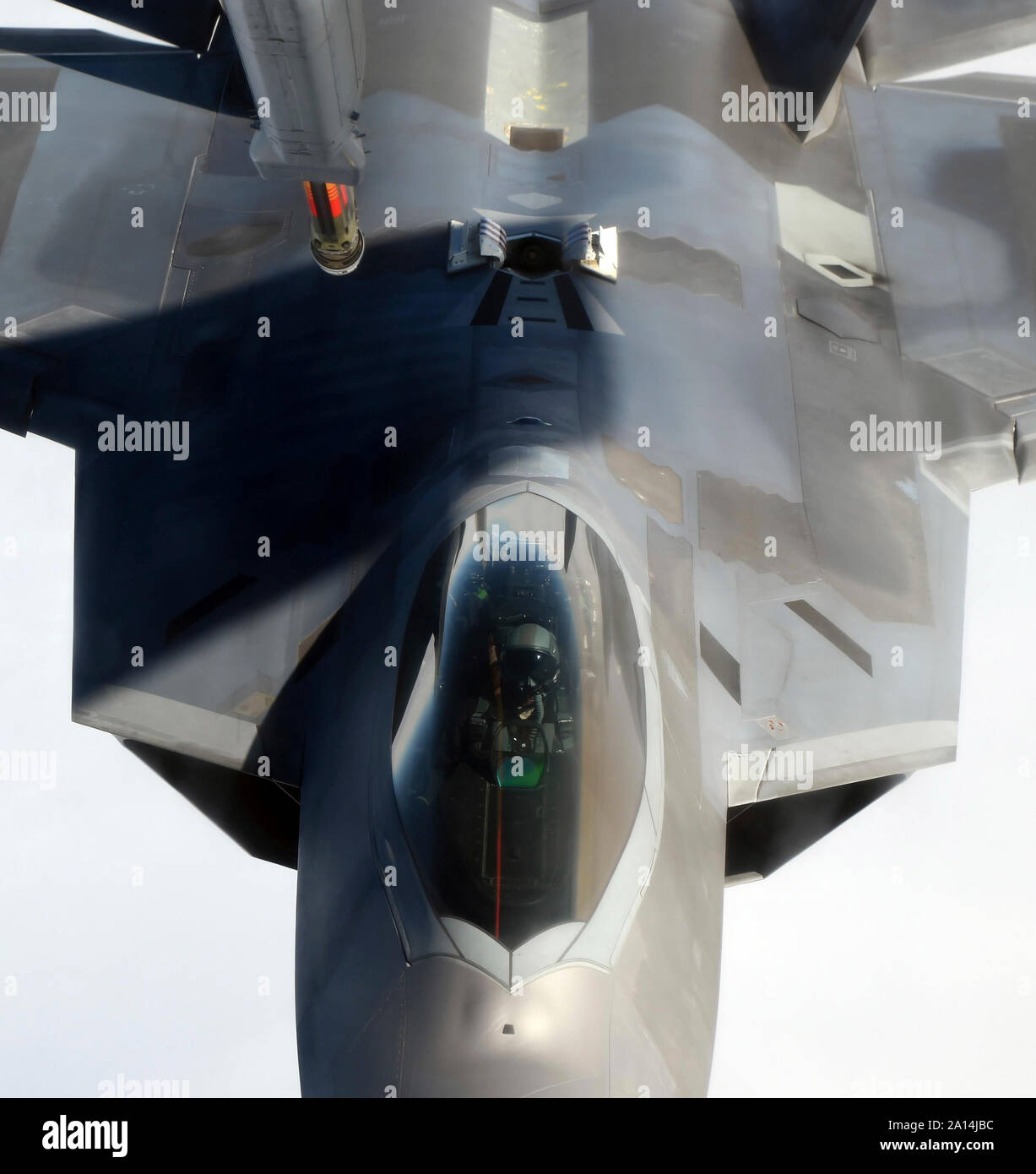 An F-22 Raptor maneuvers into refueling position Stock Photo - Alamy
