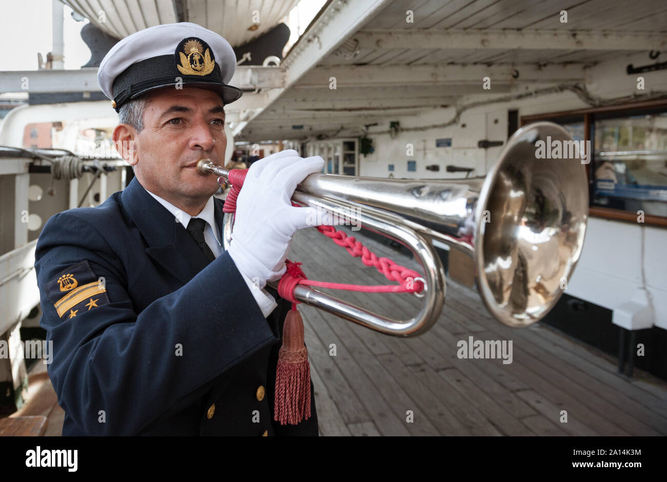 Soldier playing trumpet hi-res stock photography and images - Alamy