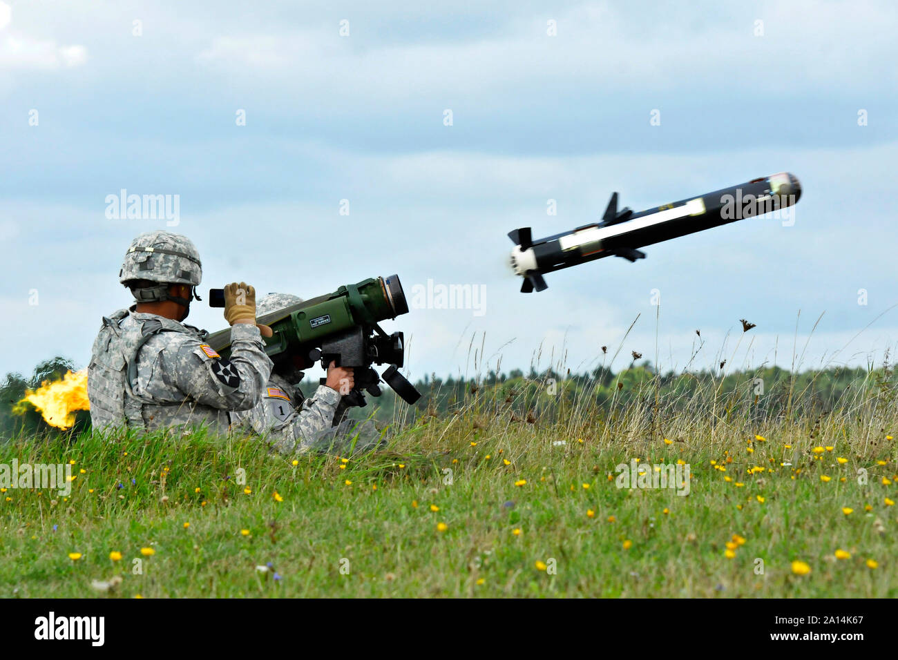 Troops fire a M98 Javelin Weapon System Stock Photo - Alamy