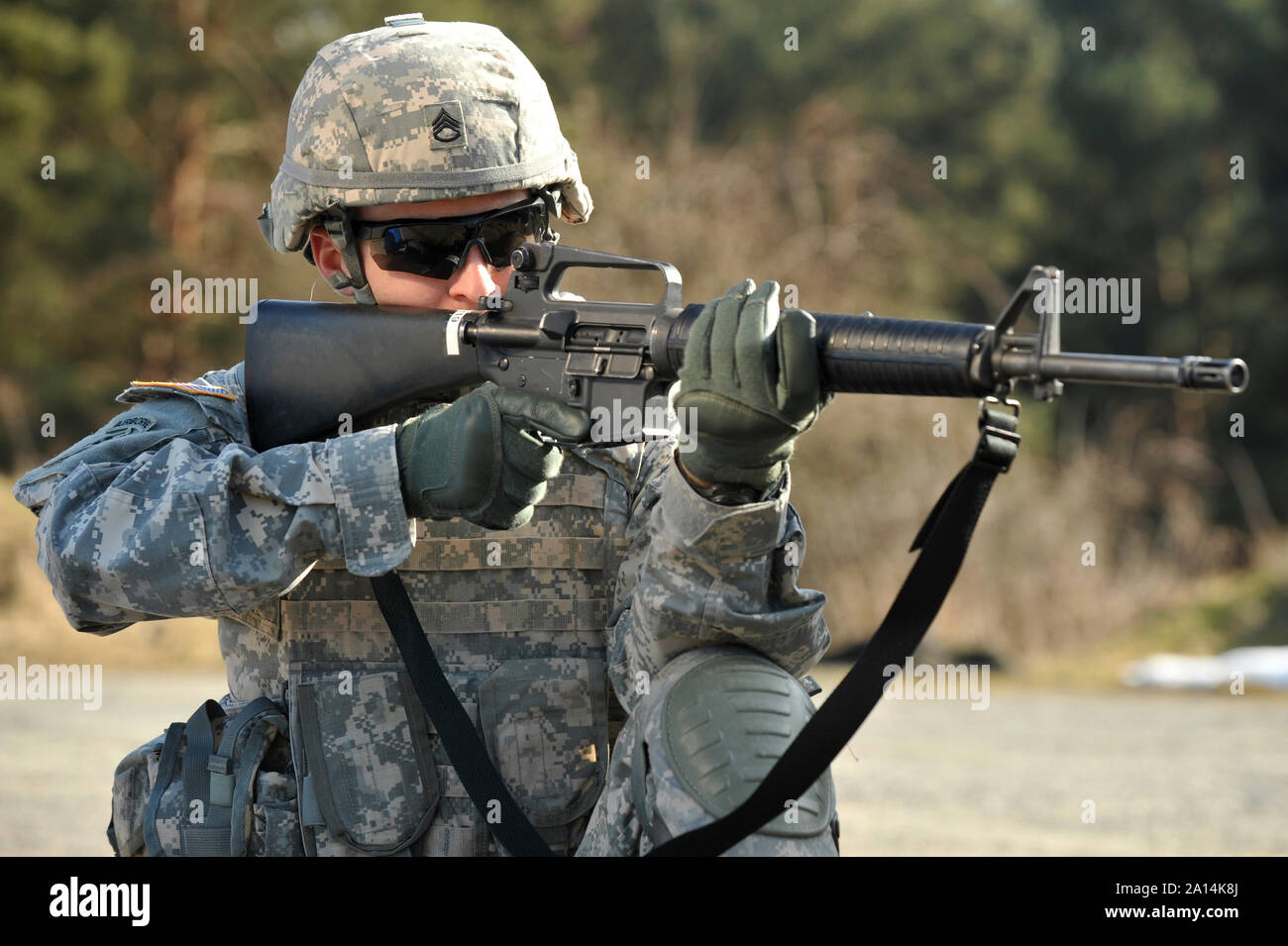 U.S. Army Soldier zeroing his rifle Stock Photo - Alamy