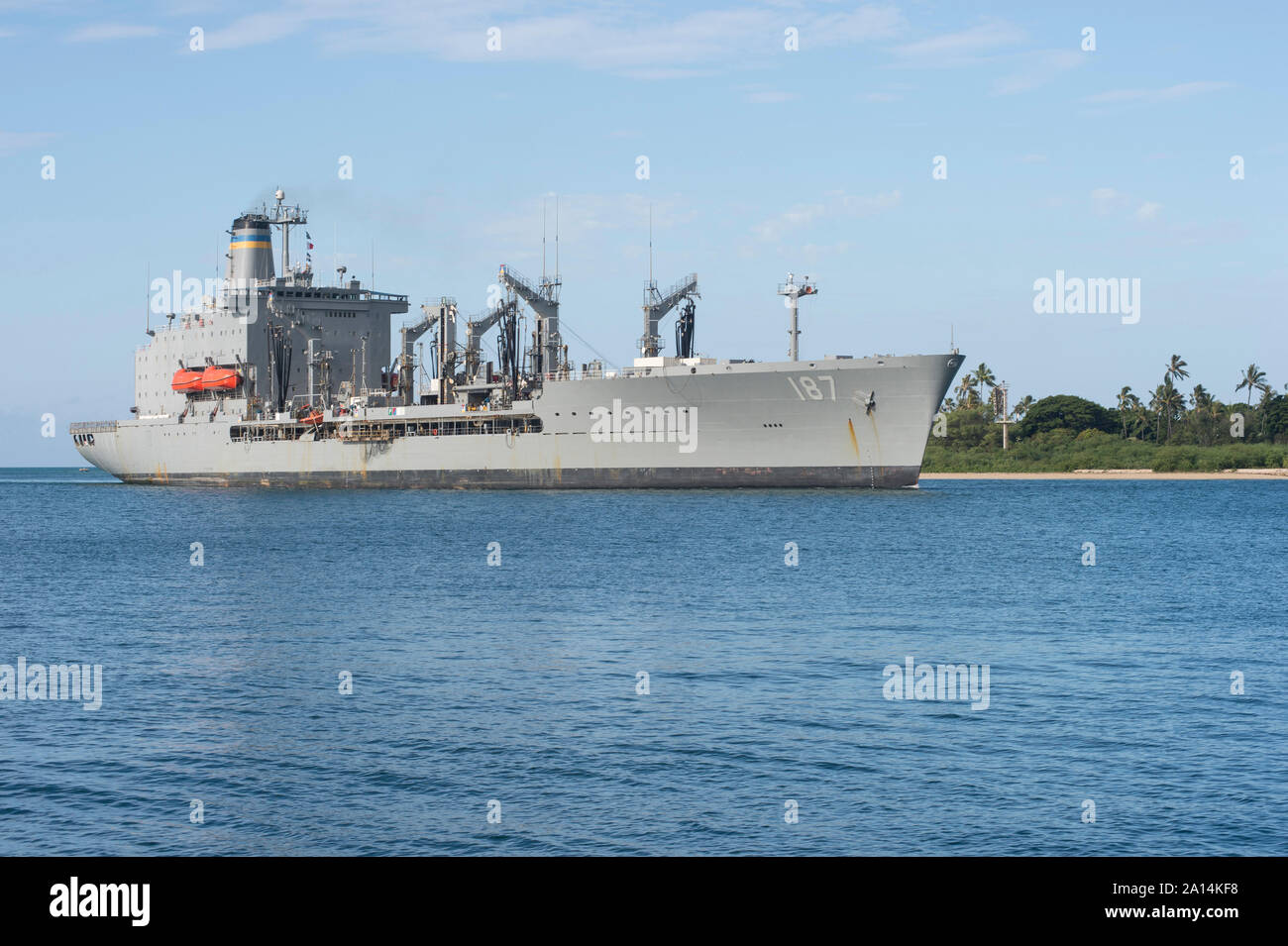 Usns henry j kaiser t ao 187 hi-res stock photography and images - Alamy