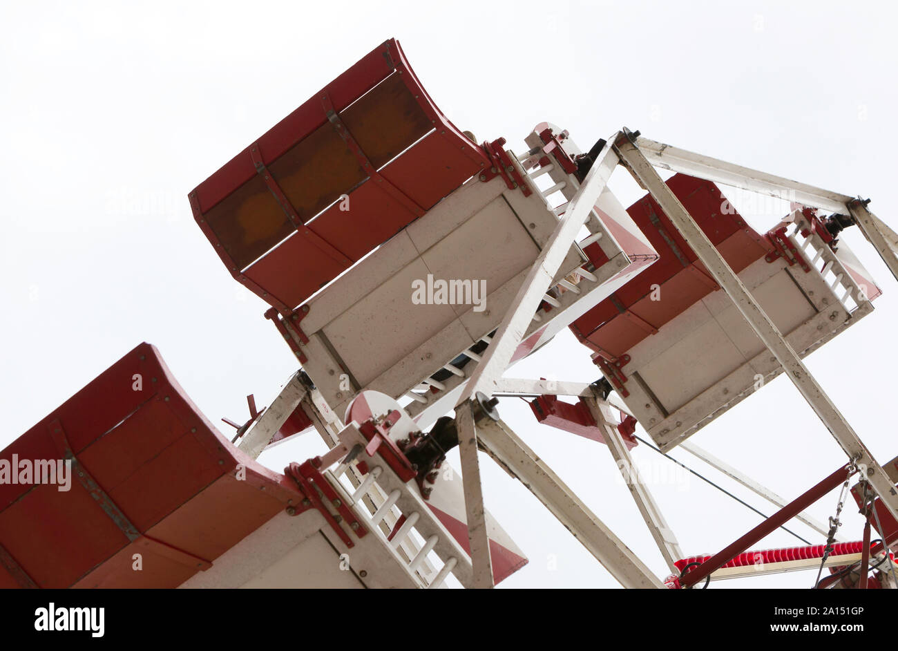 Old ferris wheel in use - Empty carts Stock Photo - Alamy