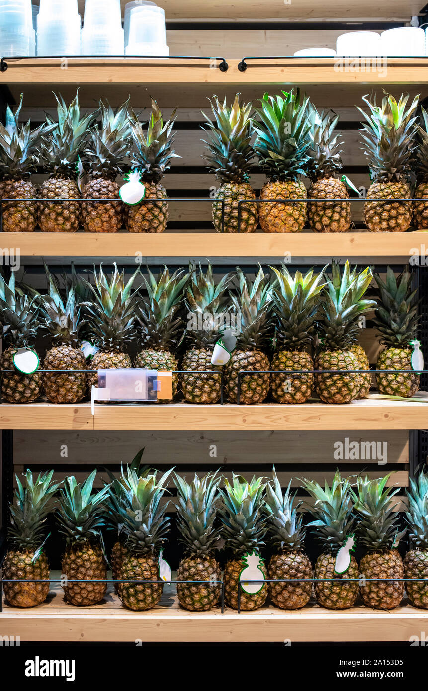 Ananas on shelf in supermarket. Many ananases in shop Stock Photo - Alamy
