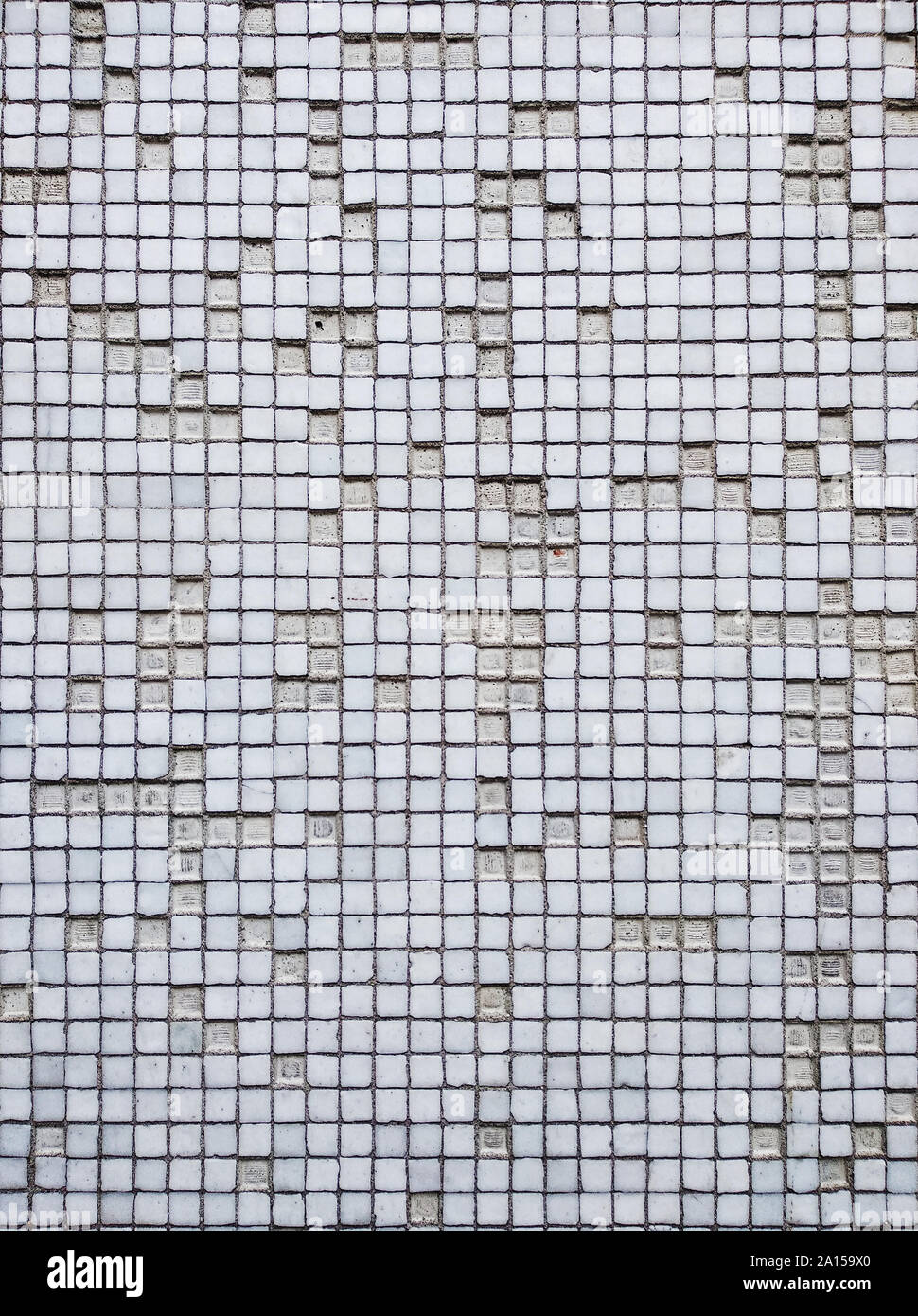 Cracked wall tiles hi-res stock photography and images - Alamy