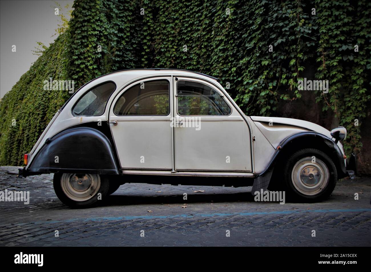 Vintage citroen 2cv hi-res stock photography and images - Alamy