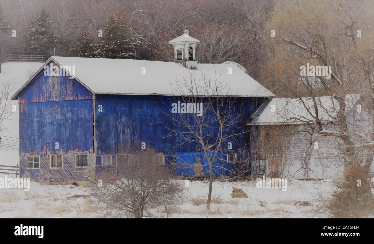 Blue barn hi-res stock photography and images - Alamy