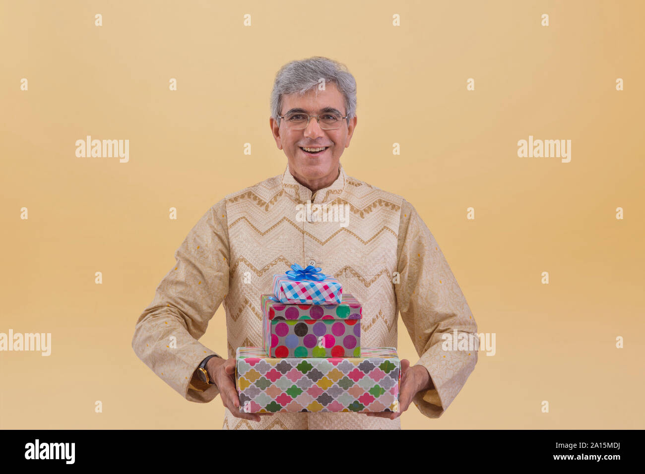 Old man carrying box hi-res stock photography and images - Alamy