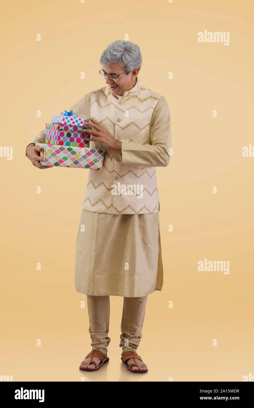 Old man carrying box hi-res stock photography and images - Alamy