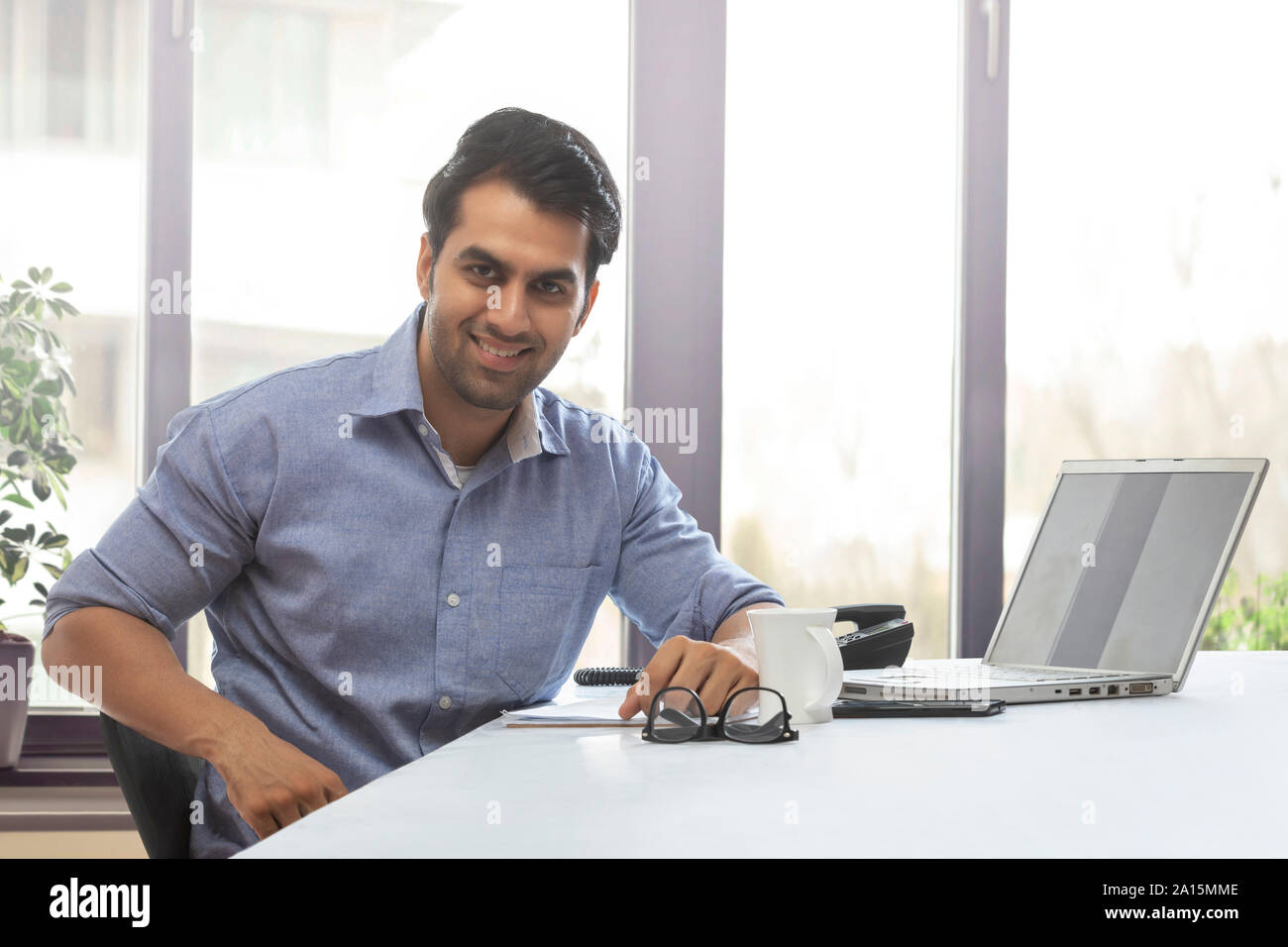 Executive at desk hi-res stock photography and images - Alamy