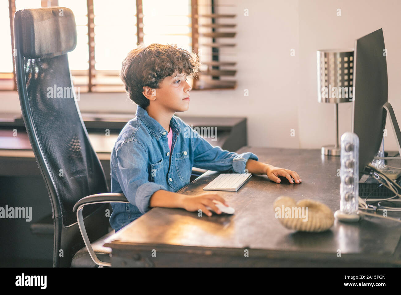 Boy 10 years computer hi-res stock photography and images - Alamy
