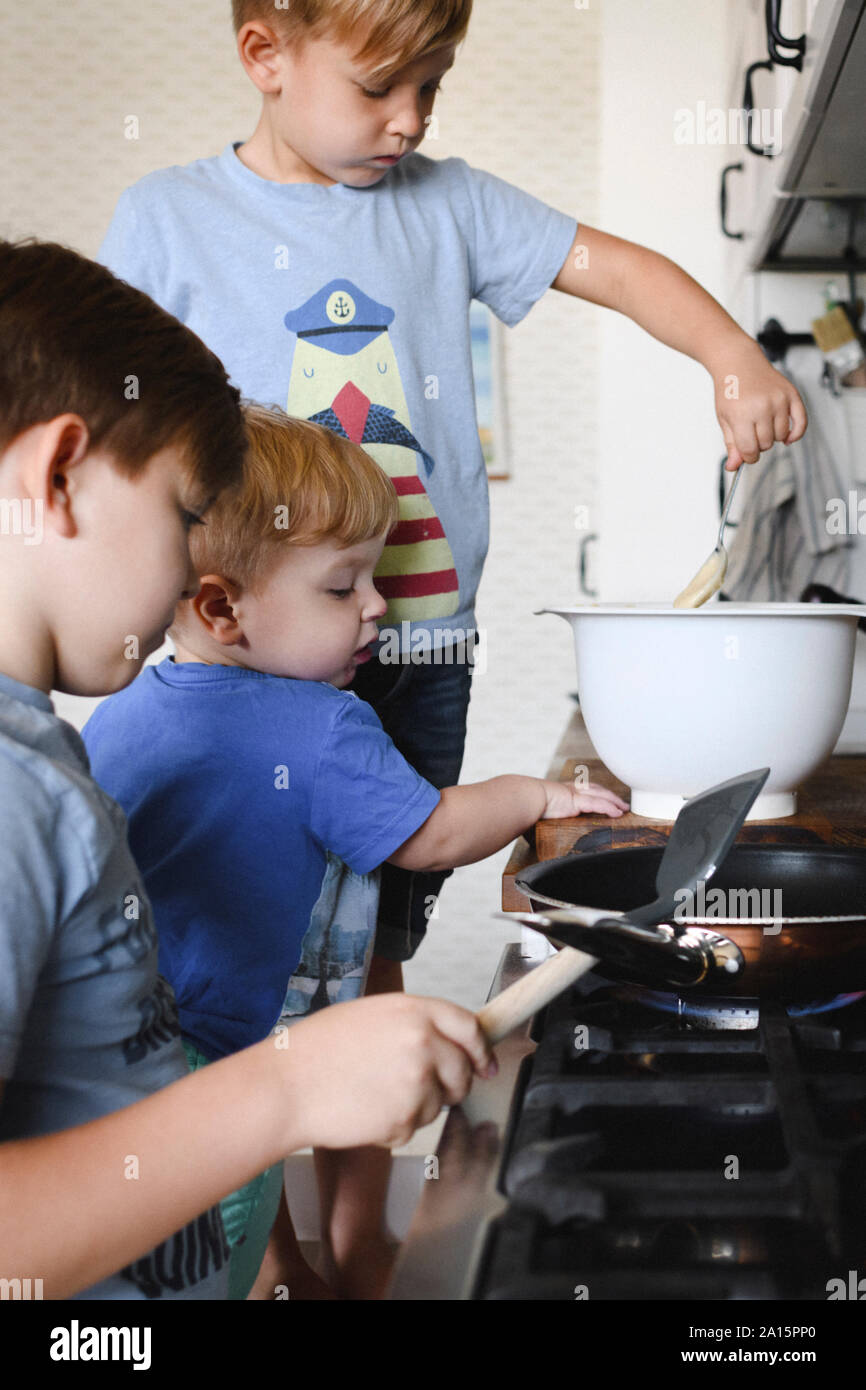 Cooking in small space hi-res stock photography and images - Alamy