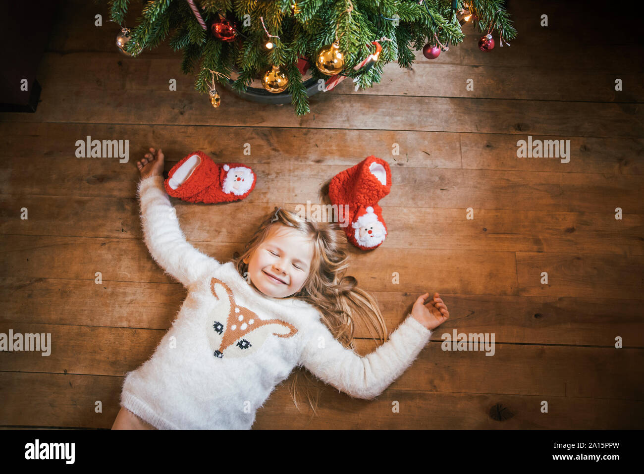 Children lying under tree hi-res stock photography and images - Alamy