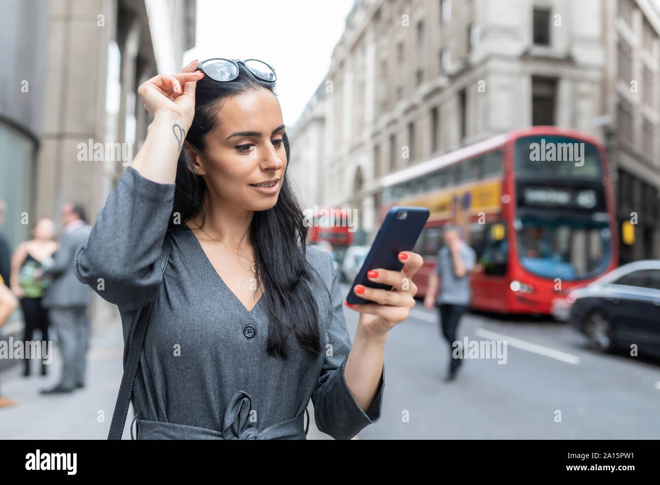 Busy city people smartphone hi-res stock photography and images - Alamy