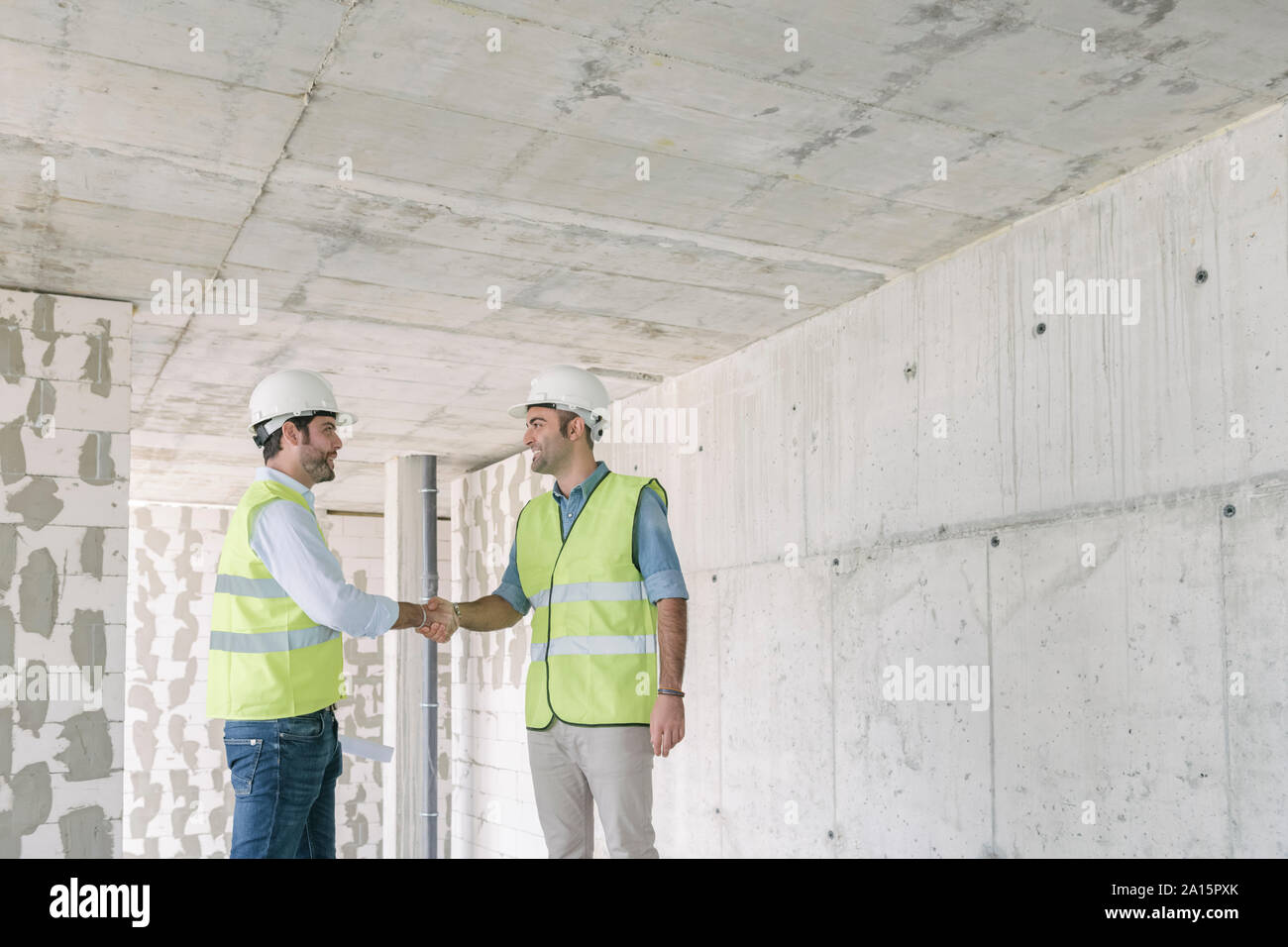 Construction workers shaking hands hi-res stock photography and images ...