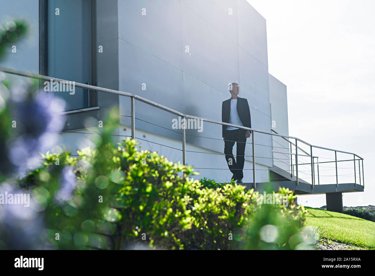 People outside a building hi-res stock photography and images - Alamy