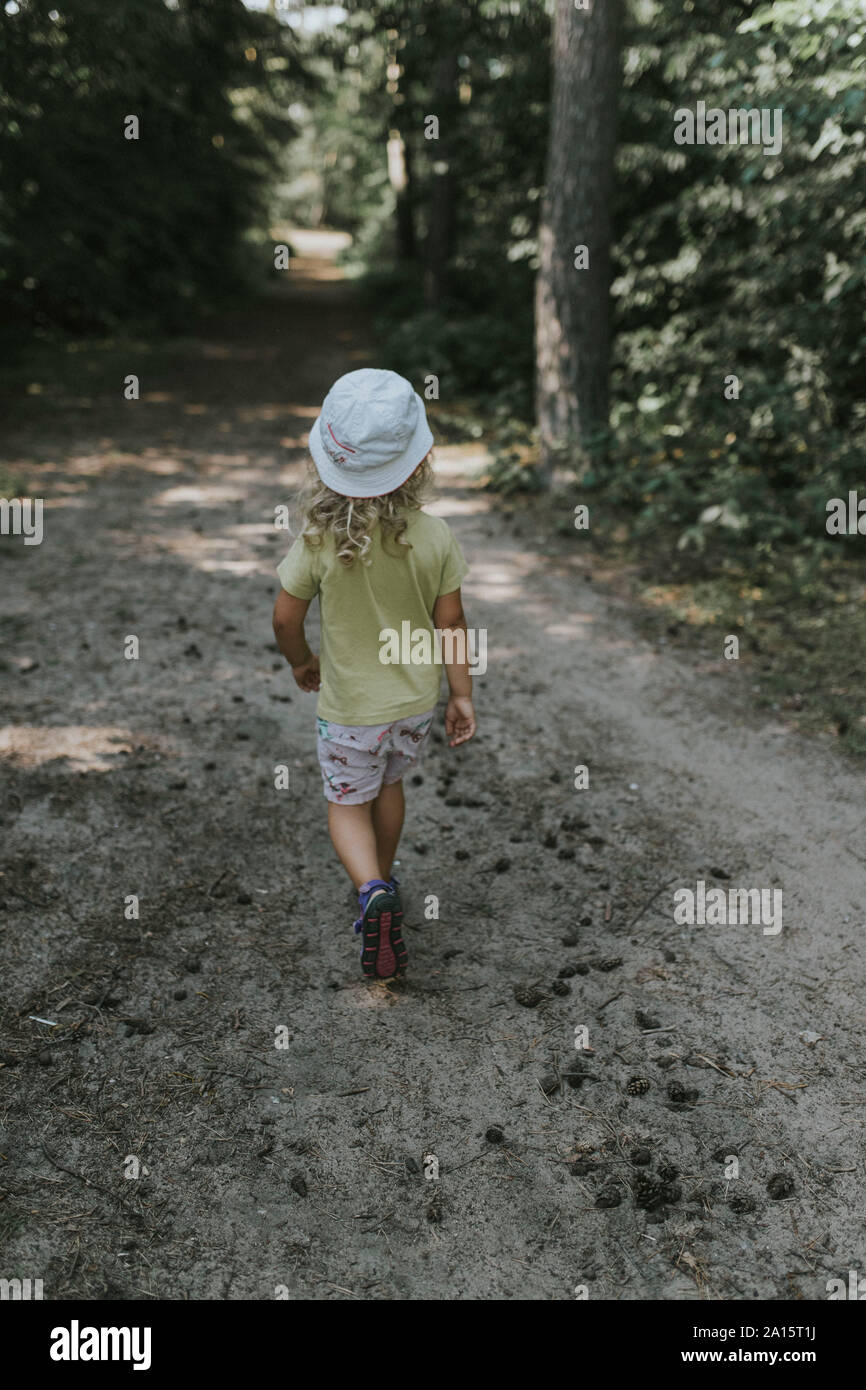 Child path walking summer hi-res stock photography and images - Alamy