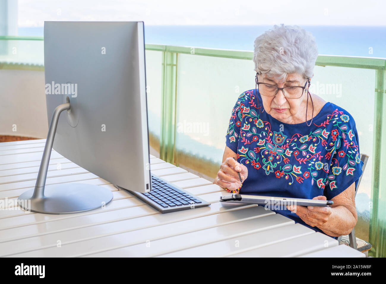 Senior people using computer hi-res stock photography and images - Alamy