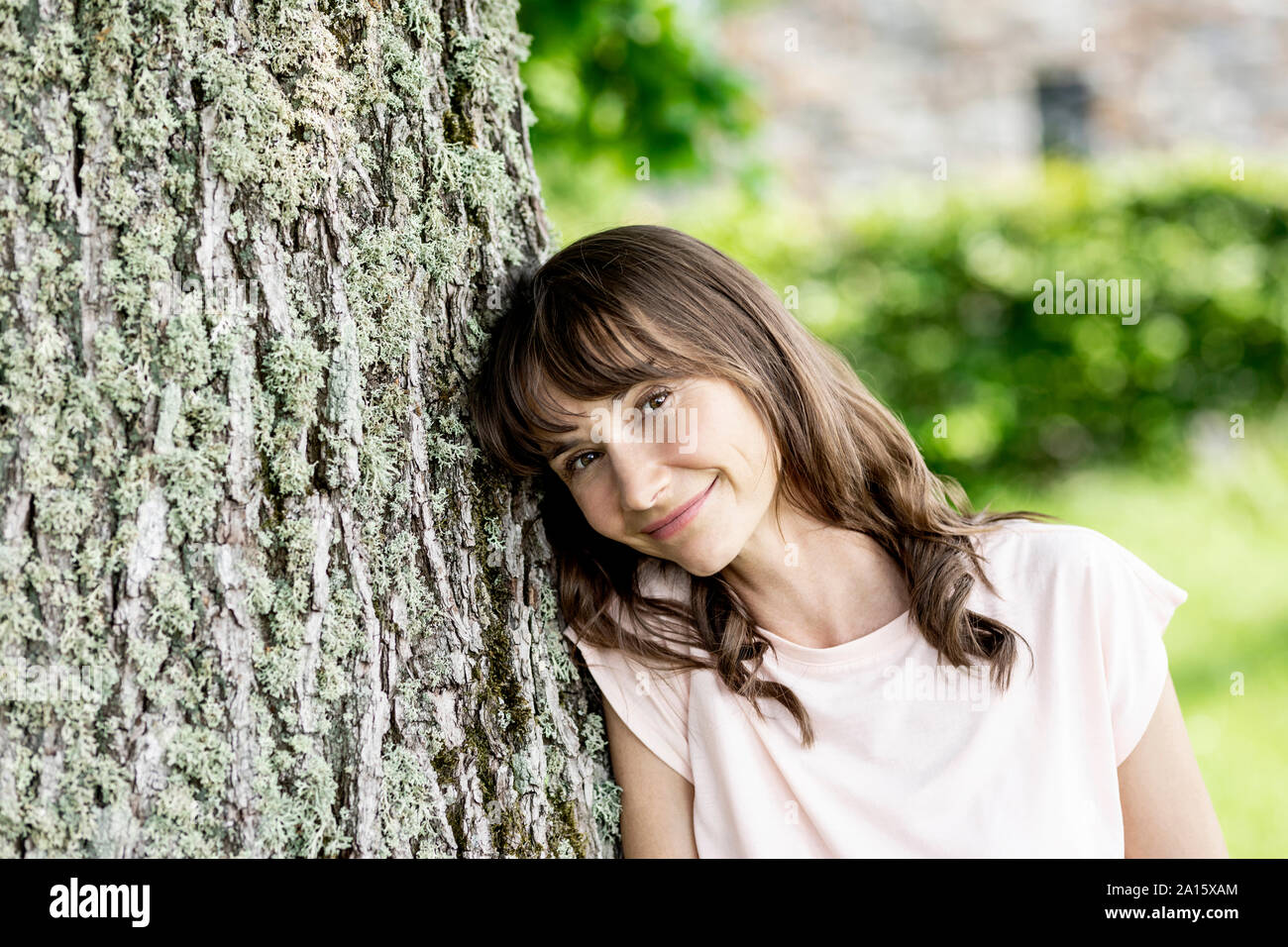 Person leaning against a tree hi-res stock photography and images - Alamy