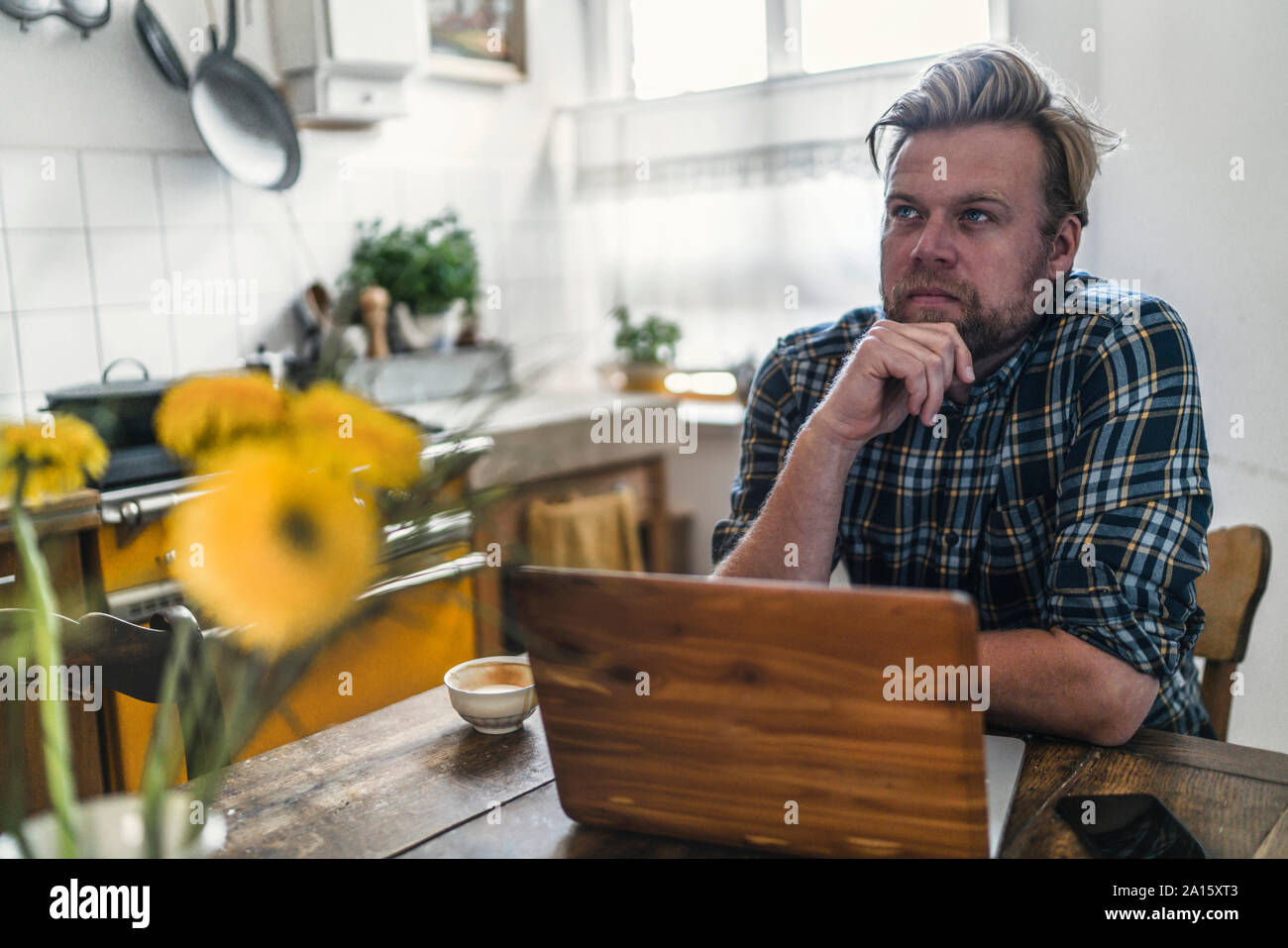 Man hand flat on table hi-res stock photography and images - Alamy