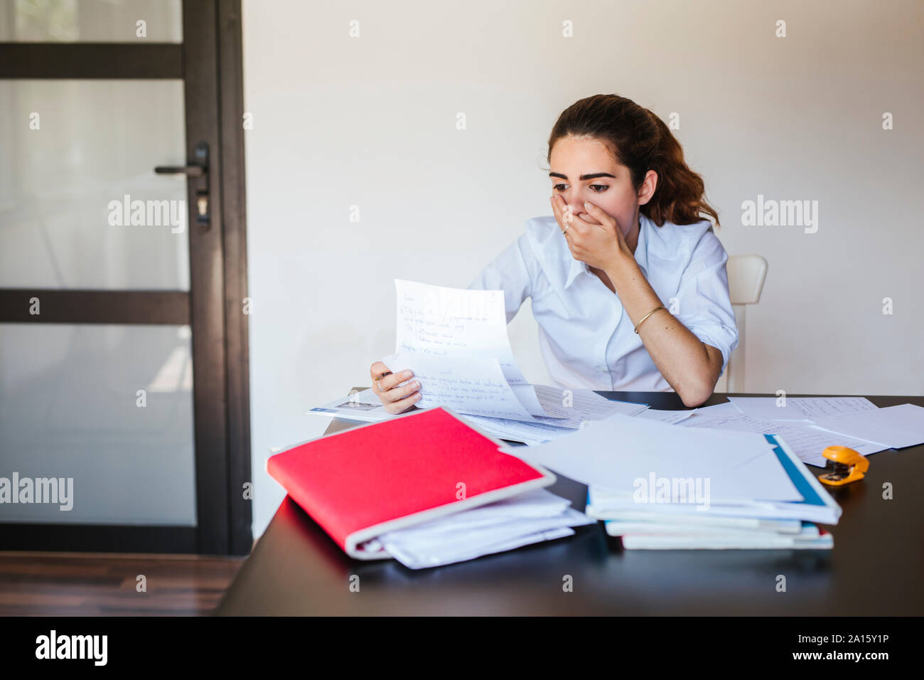 Student reading paper hi-res stock photography and images - Alamy