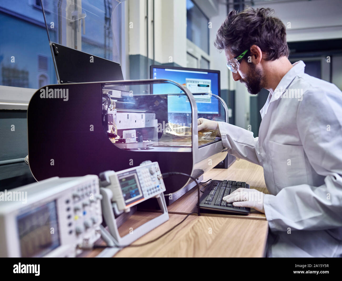 Electrical circuitry hi-res stock photography and images - Alamy