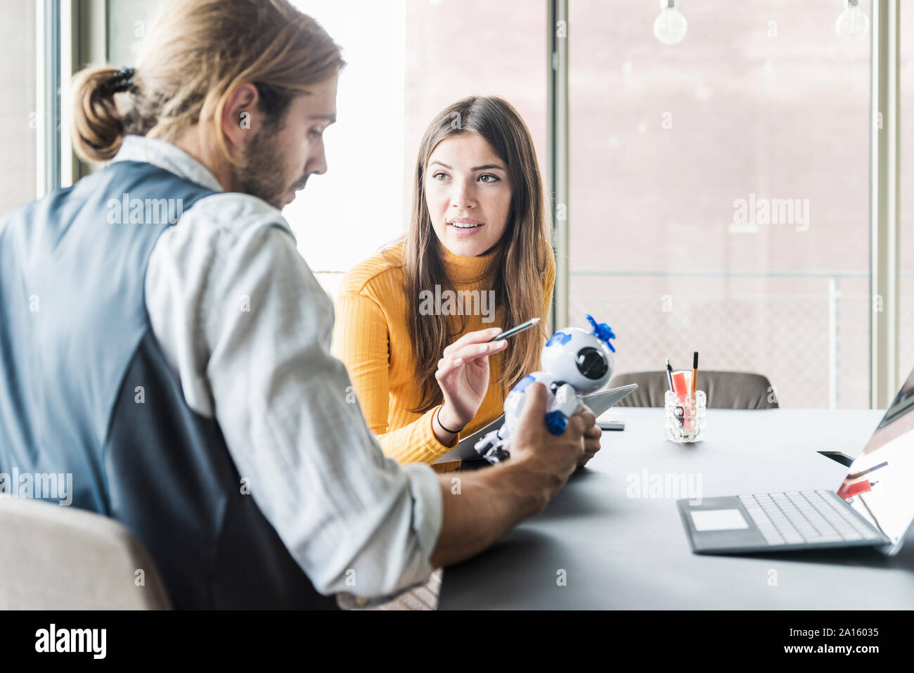 Office sitting talking desk hi-res stock photography and images - Alamy