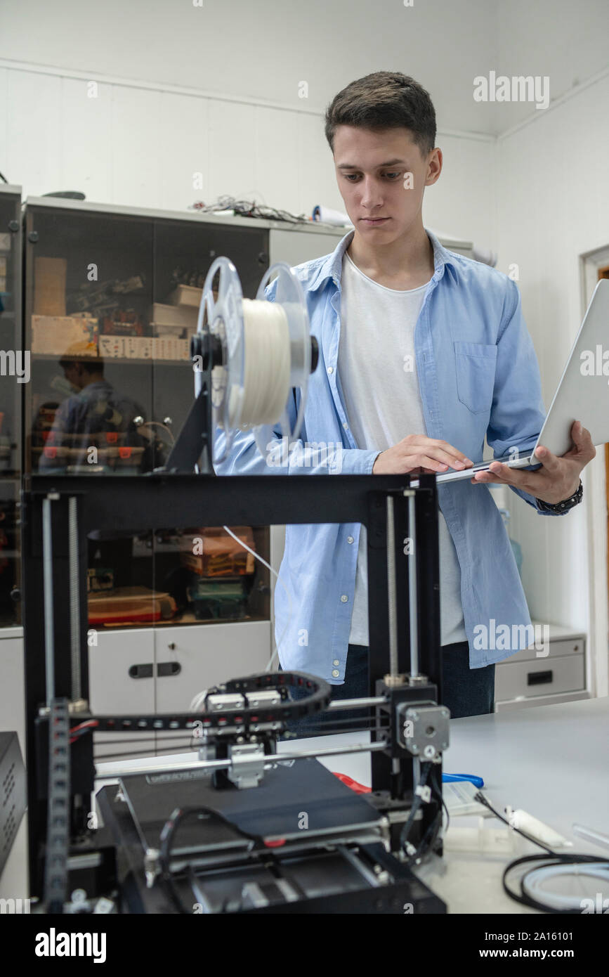 Laptop setting hi-res stock photography and images - Alamy