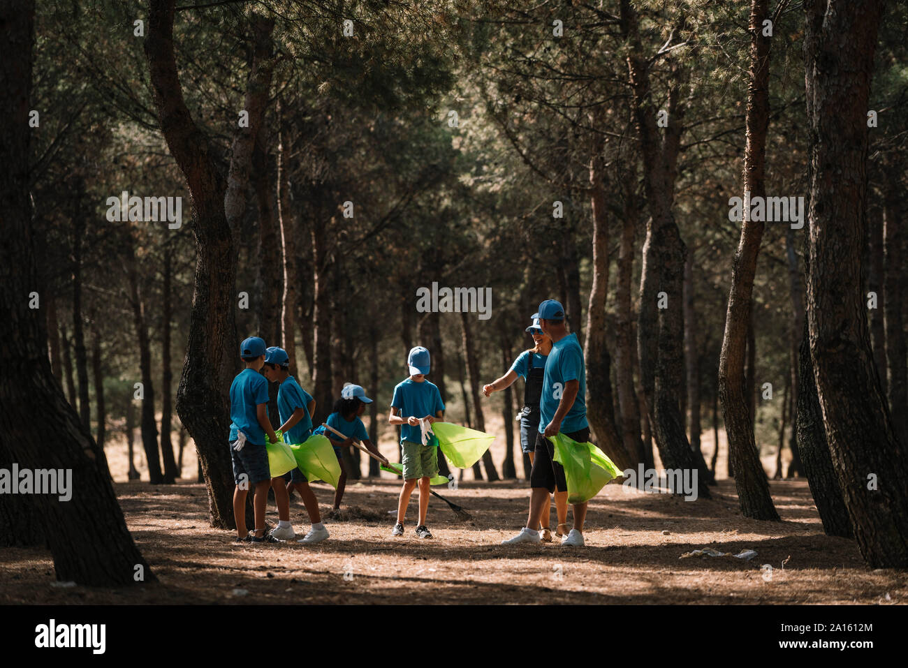 Children collecting garbage hi-res stock photography and images - Alamy