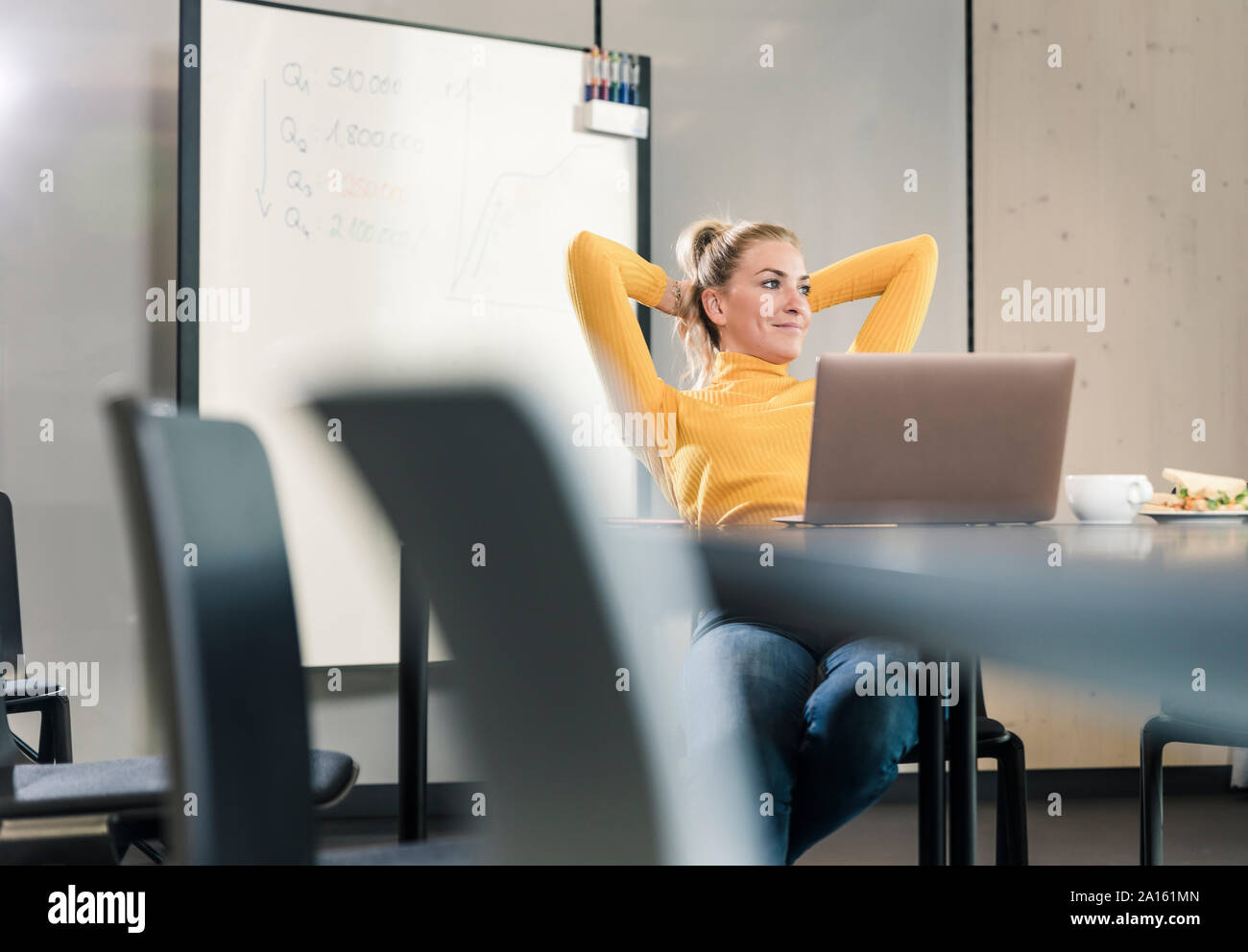 Casual meeting table hi-res stock photography and images - Alamy
