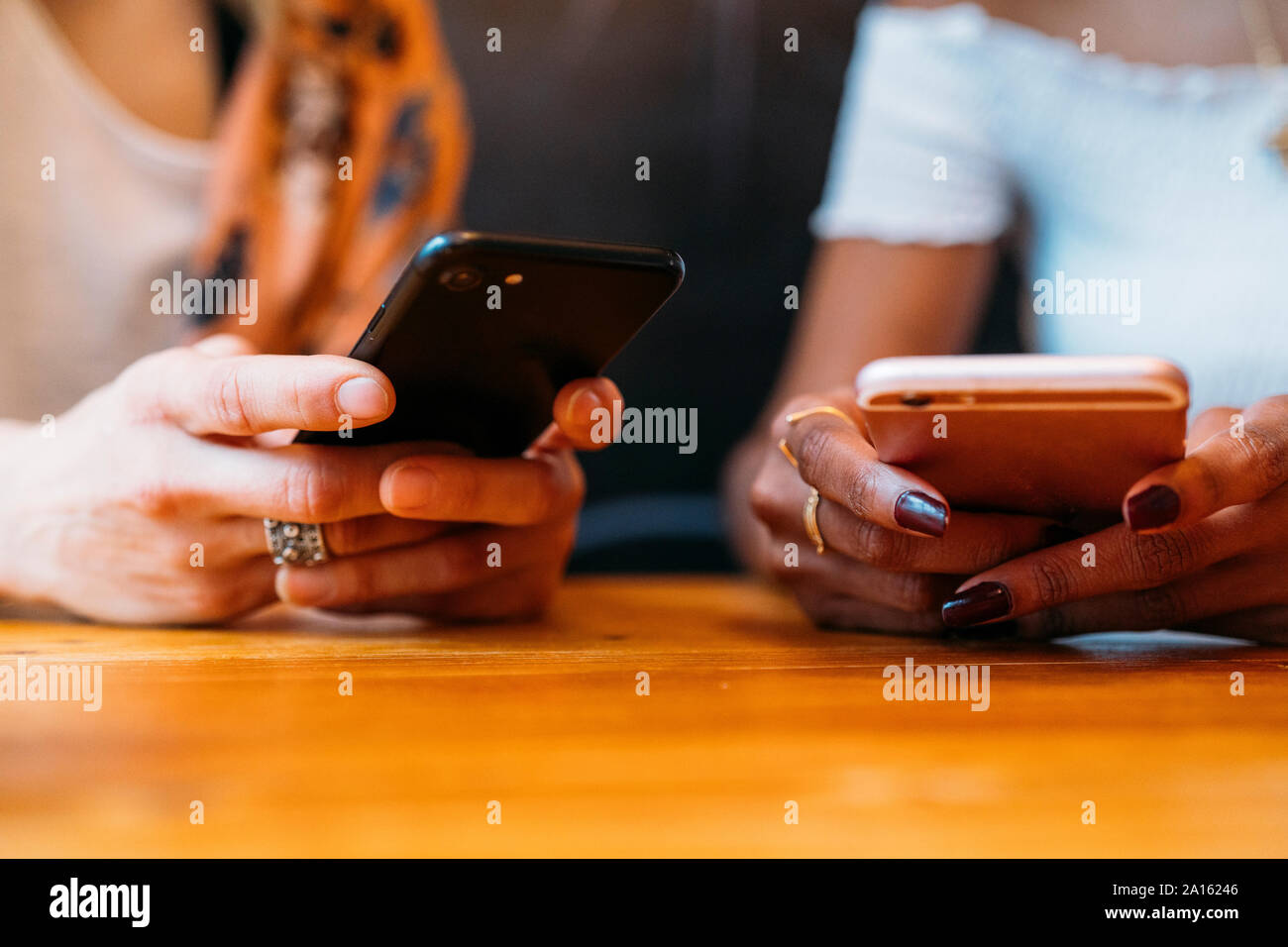 Women with smartphone hi-res stock photography and images - Alamy