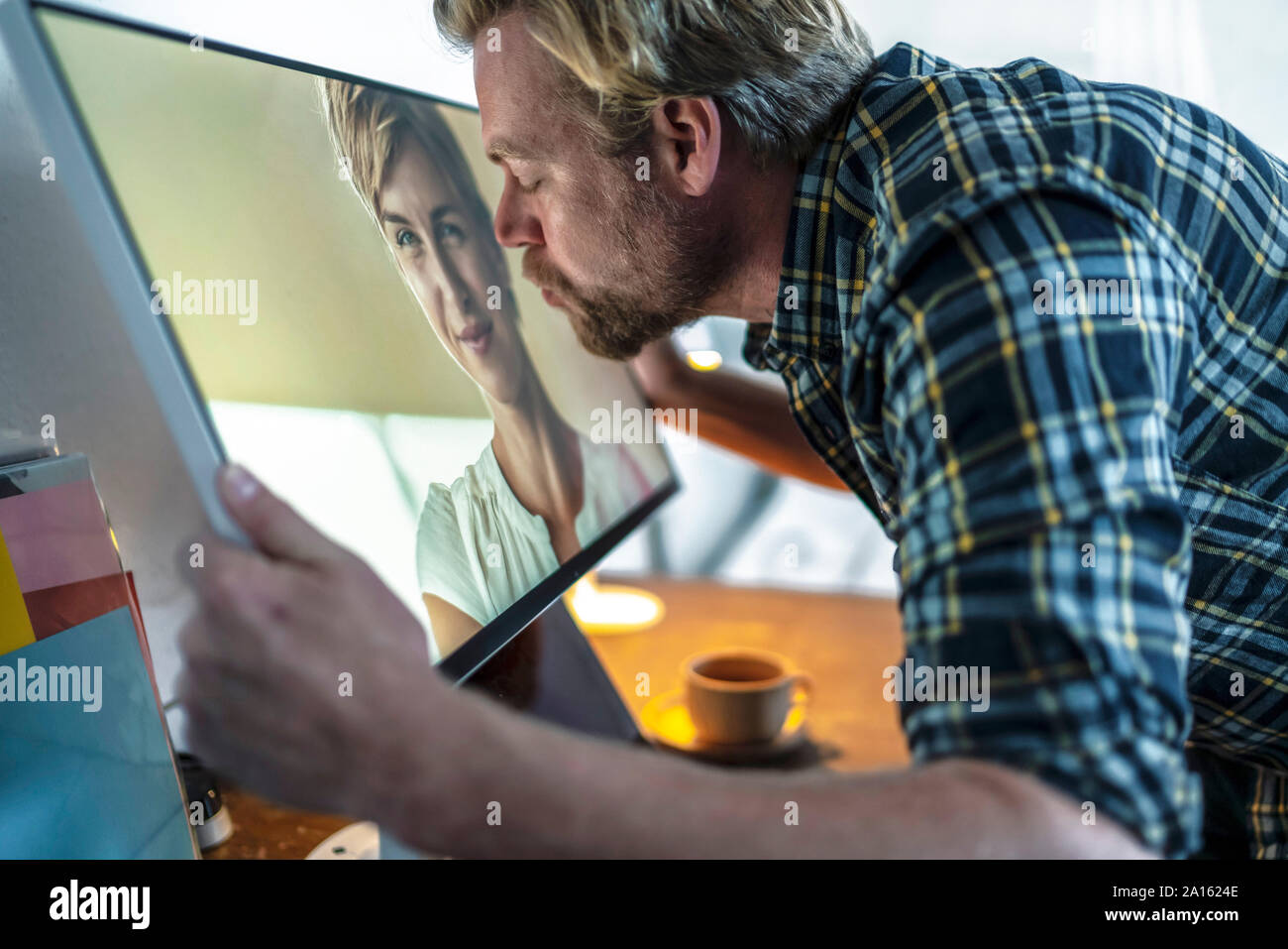 Kissing monitor hi-res stock photography and images - Alamy