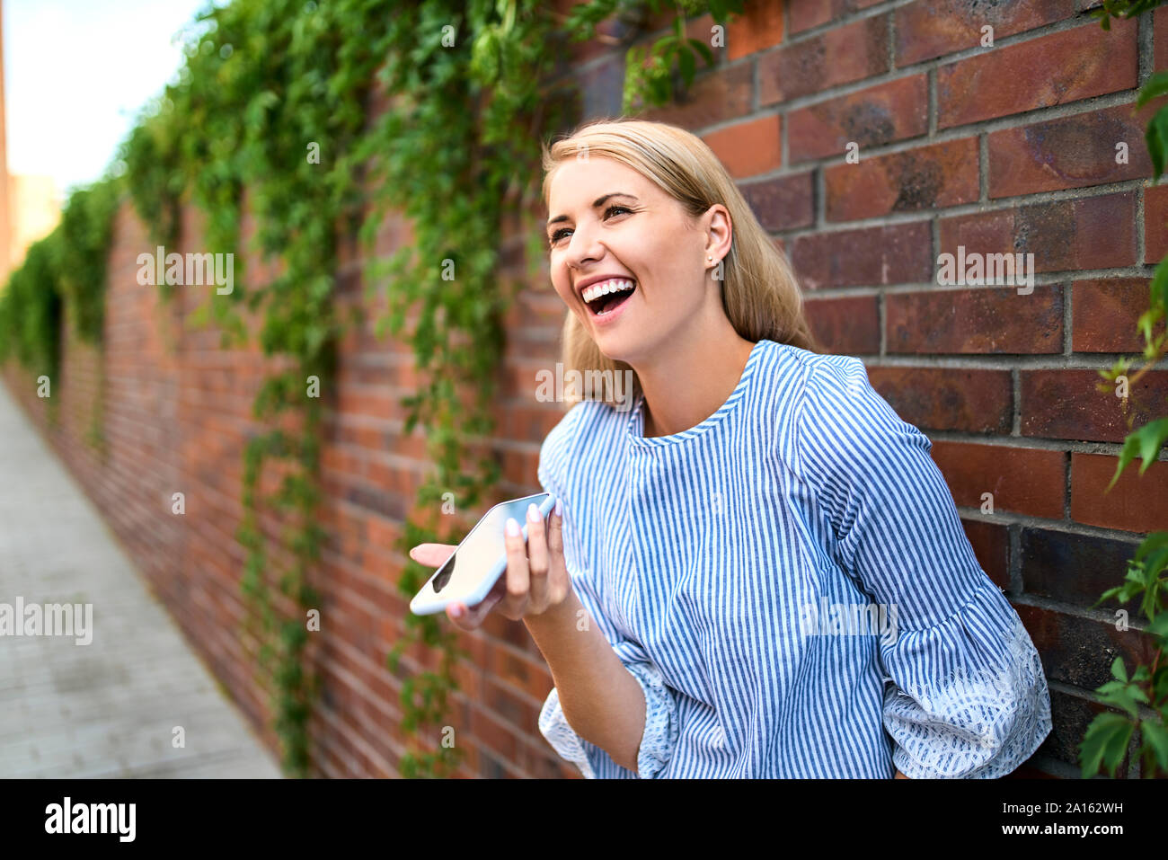 Chatting laughing hi-res stock photography and images - Alamy