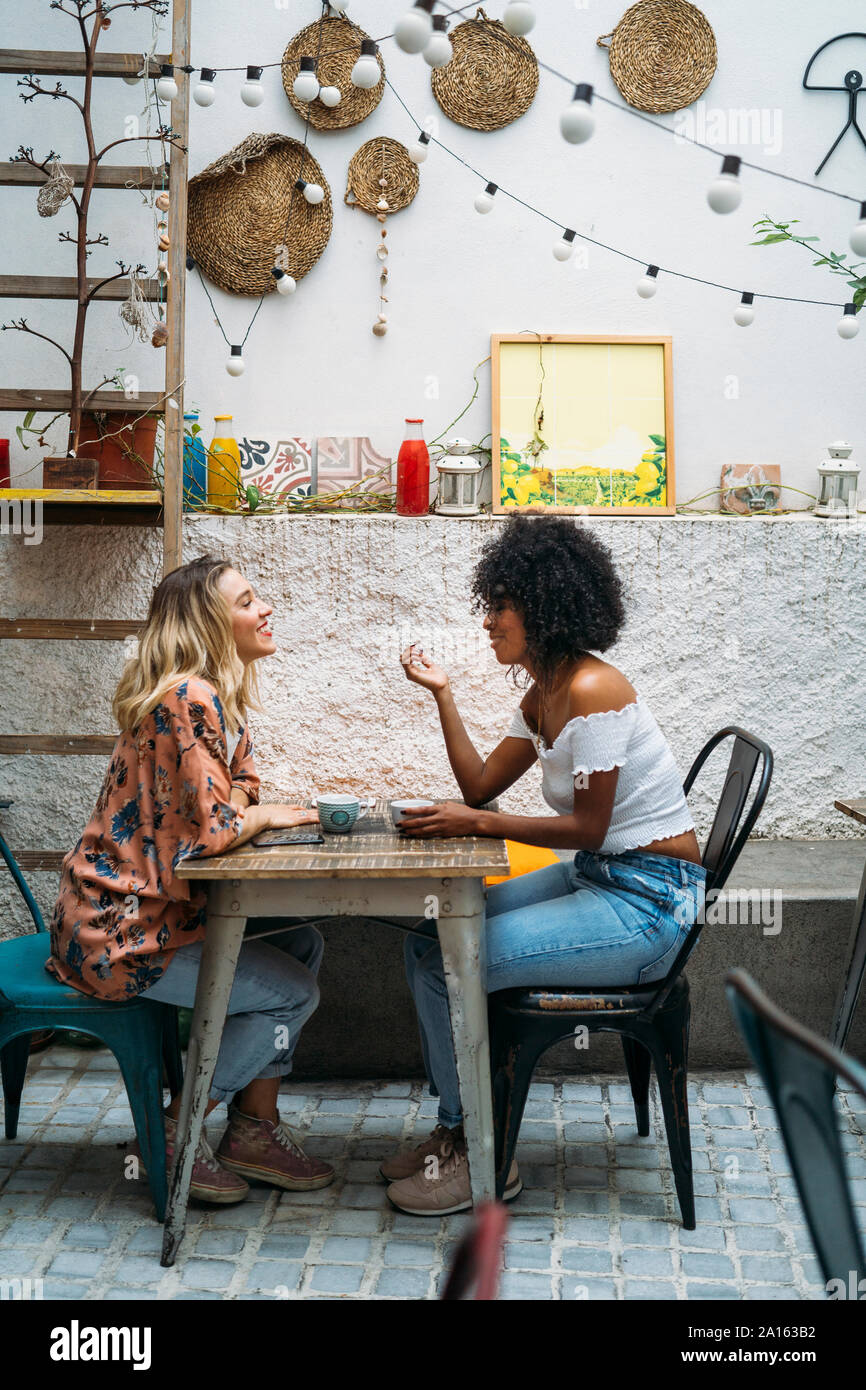 Women in a cafe hi-res stock photography and images - Alamy