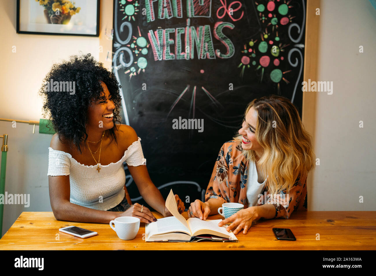 Reading multicultural hi-res stock photography and images - Alamy