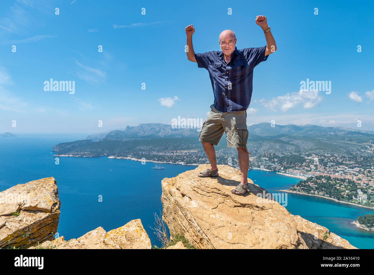 Person standing on cliff hi-res stock photography and images - Alamy